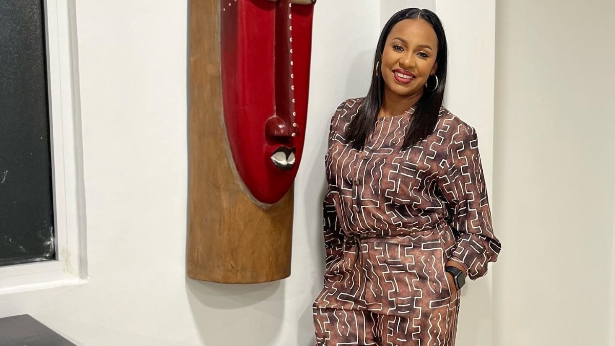 De chanteuse à journaliste, la belle Teeyah change de camp - Pouvoirs d ...